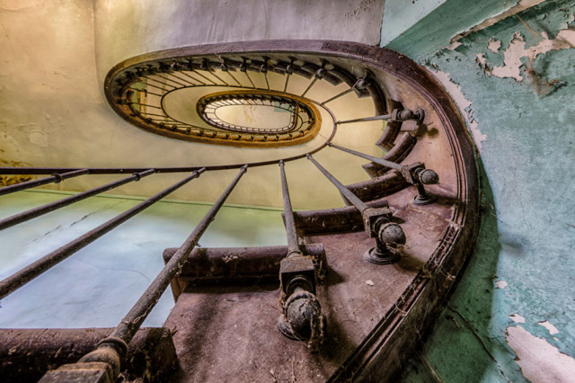 Photographer Finds Abandoned Buildings In Europe And Immortalizes Them ...