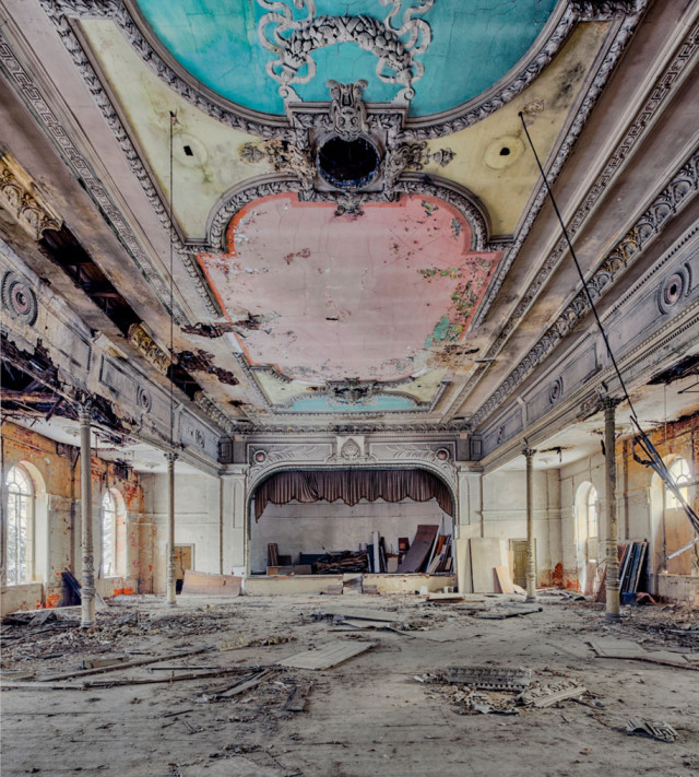 Photographer Finds Abandoned Buildings In Europe And Immortalizes Them ...