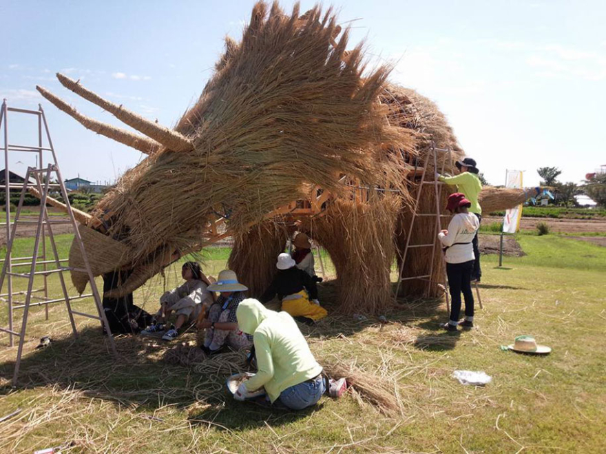 Giant Straw Dinosaurs Invade Japanese Fields | DeMilked