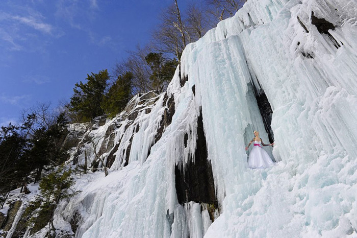 Photographer Shoots Wedding Photos On A 350 Feet Cliff To Make Them ...