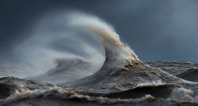 Photographer Captures The Magnificent Waves Of Lake Erie | DeMilked