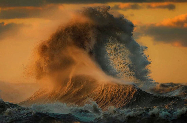 Photographer Captures The Magnificent Waves Of Lake Erie | DeMilked