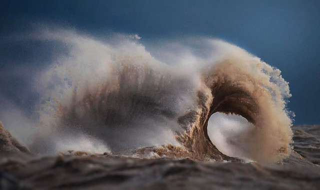 Photographer Captures The Magnificent Waves Of Lake Erie | DeMilked