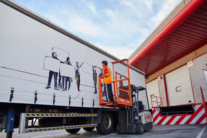Moving Street Art: Artists Paint Graffiti Murals On Transport Trucks ...