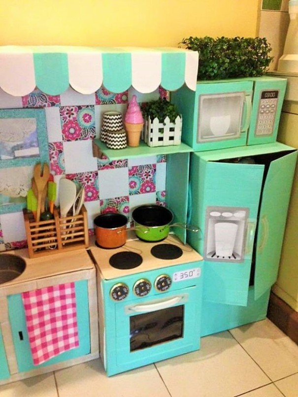 This Mom Upcycled Cardboard Boxes Into A Mini Kitchen For Her Daughter ...