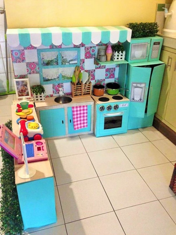 This Mom Upcycled Cardboard Boxes Into A Mini Kitchen For Her Daughter ...