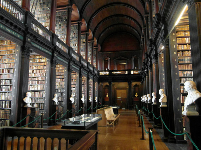 300-Year-Old College Library Has Over 200,000 Books | DeMilked