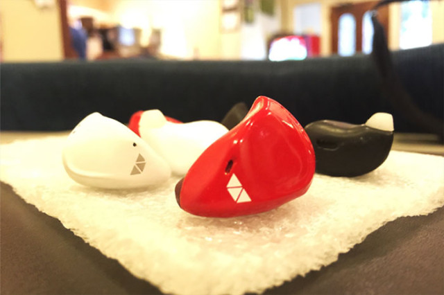 This Earpiece Translates Foreign Languages In Real Time | DeMilked