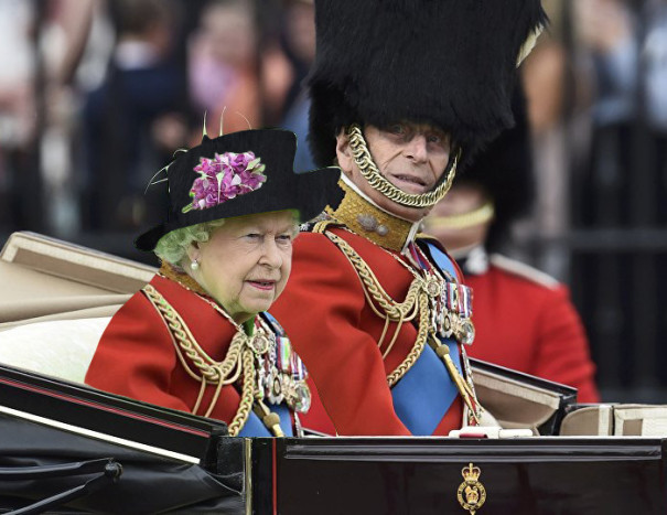 Queen’s ‘Green Screen’ Dress Starts A Hilarious Photoshop Battle | DeMilked