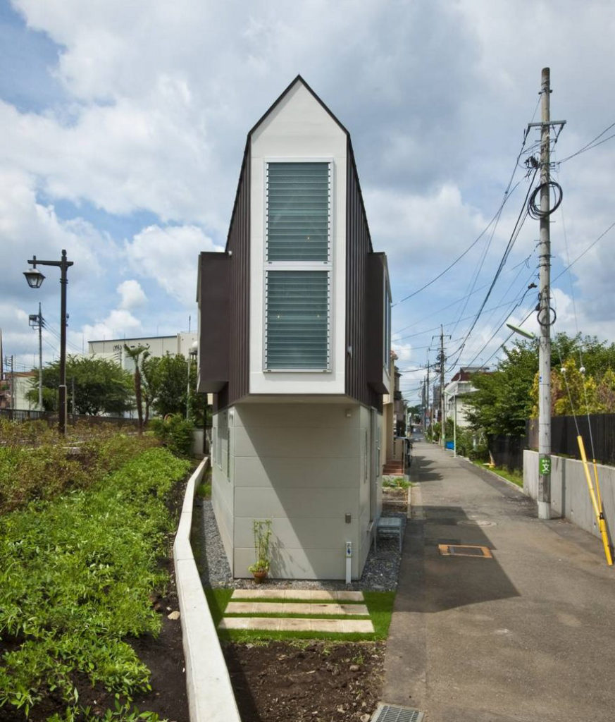 This Narrow House In Japan Looks Tiny Only From Outside | DeMilked