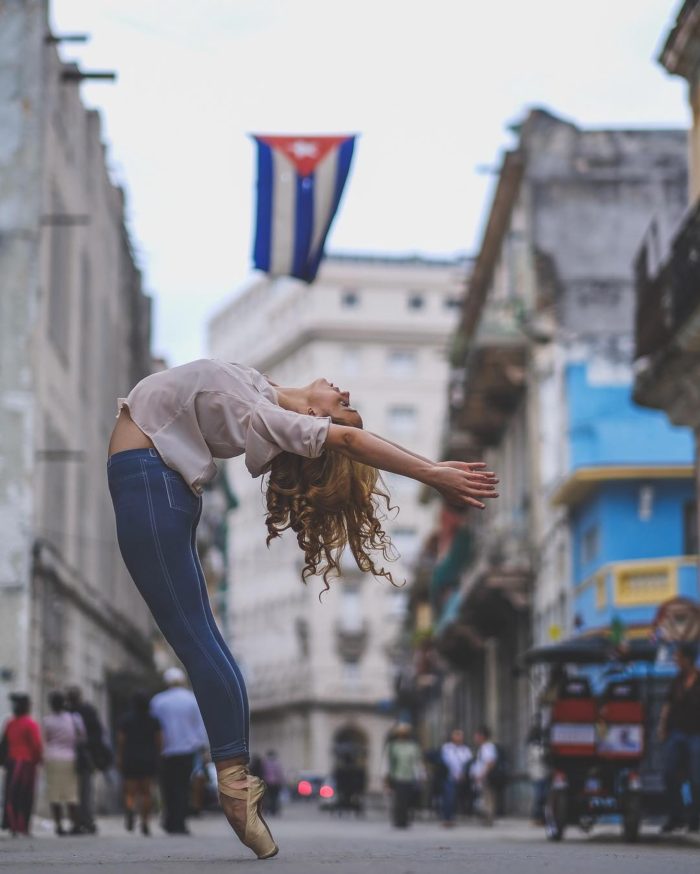 Ballet Dancers Surprise Passers-By By Practicing Their Moves Out In The ...