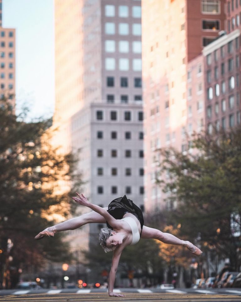 Ballet Dancers Surprise Passers-By By Practicing Their Moves Out In The ...