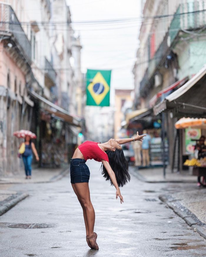 Ballet Dancers Surprise Passers-By By Practicing Their Moves Out In The ...