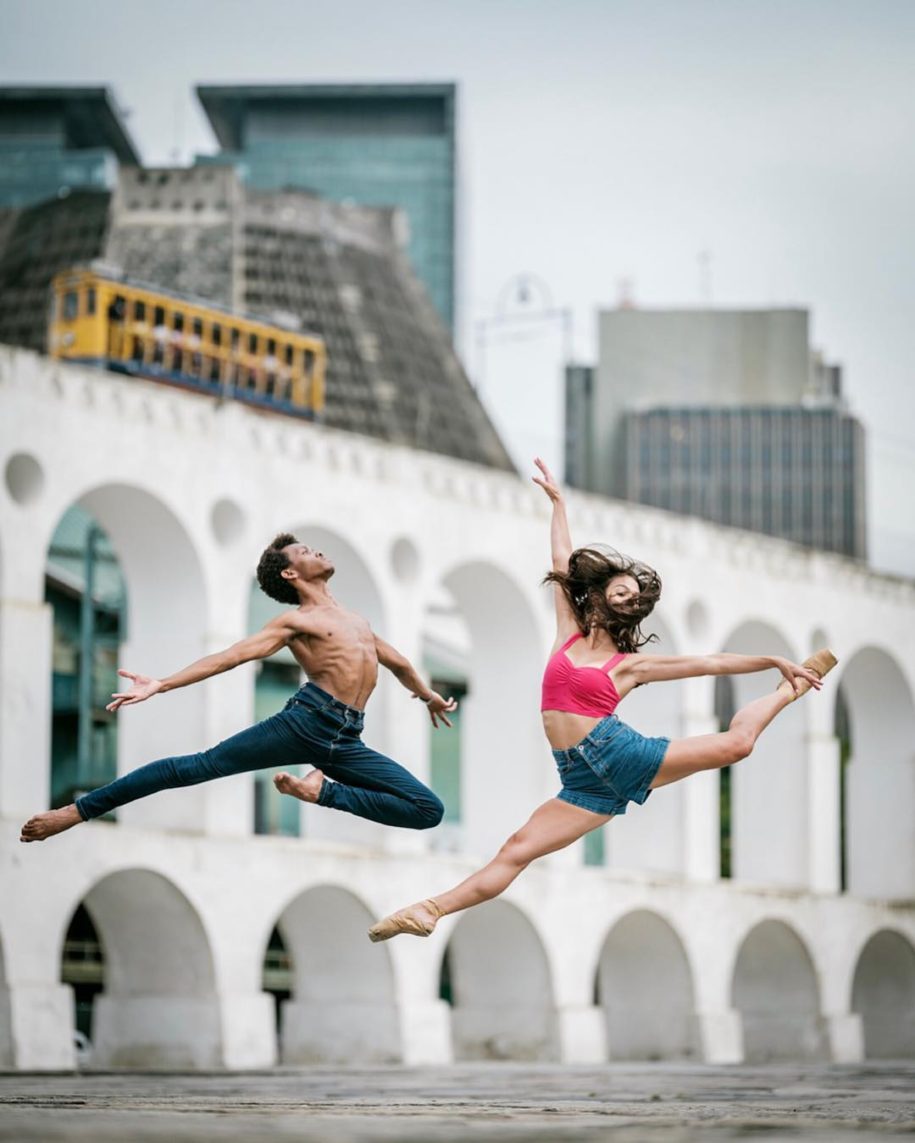 Ballet Dancers Surprise Passers-By By Practicing Their Moves Out In The ...