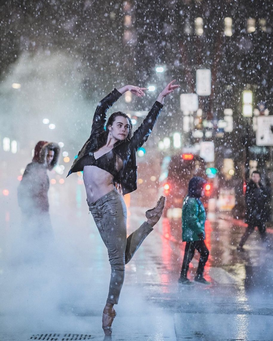 Ballet Dancers Surprise Passers-By By Practicing Their Moves Out In The ...