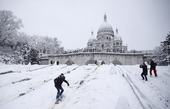 Paris Transforms Into A Beautiful Winter Wonderland After Heavy ...