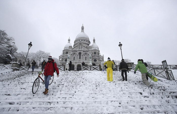 Paris Transforms Into A Beautiful Winter Wonderland After Heavy ...