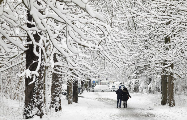 Paris Transforms Into A Beautiful Winter Wonderland After Heavy ...