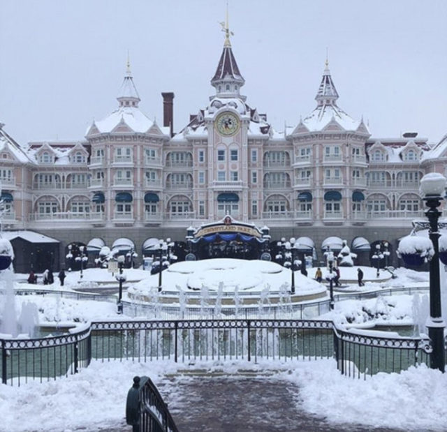 Paris Transforms Into A Beautiful Winter Wonderland After Heavy ...