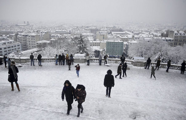Paris Transforms Into A Beautiful Winter Wonderland After Heavy ...