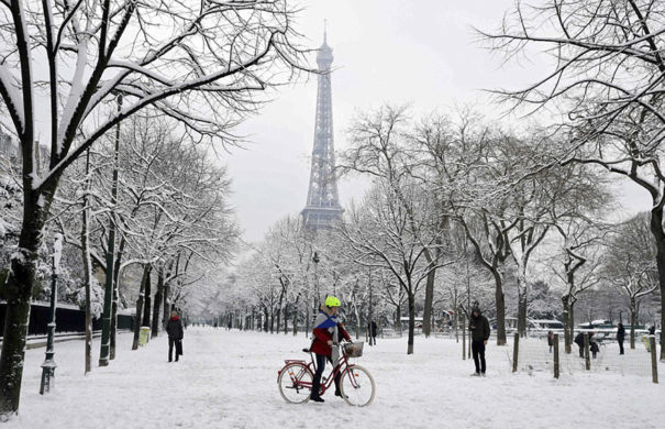 Paris Transforms Into A Beautiful Winter Wonderland After Heavy ...