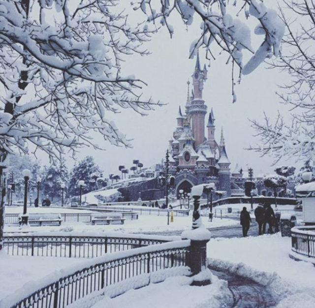 Paris Transforms Into A Beautiful Winter Wonderland After Heavy ...
