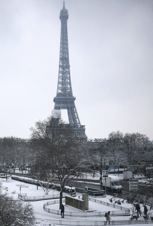 Paris Transforms Into A Beautiful Winter Wonderland After Heavy ...