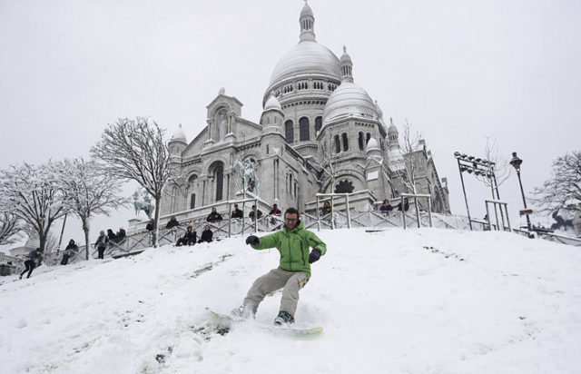 Paris Transforms Into A Beautiful Winter Wonderland After Heavy ...