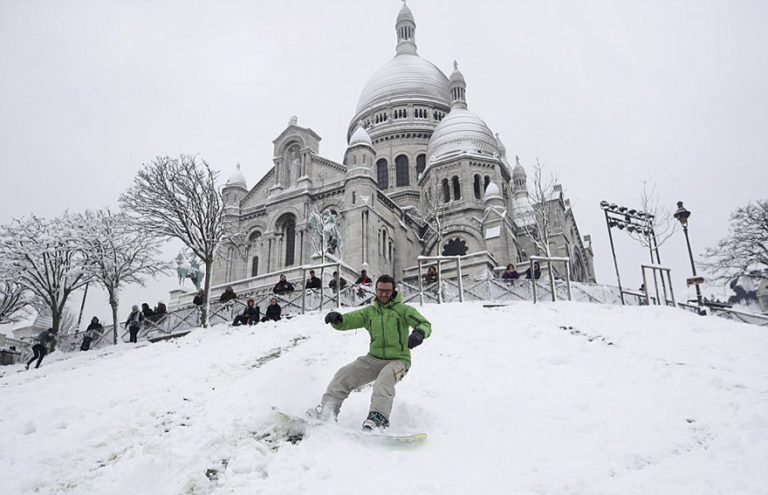 Paris Transforms Into A Beautiful Winter Wonderland After Heavy ...