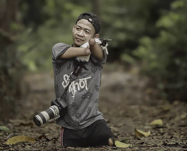 Man Born Without Hands And Legs Becomes Pro Photographer, And His ...