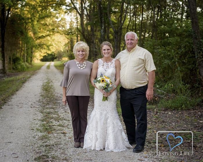 Instead Of Cancelling The Wedding, This Widowed Bride Took Photos With ...