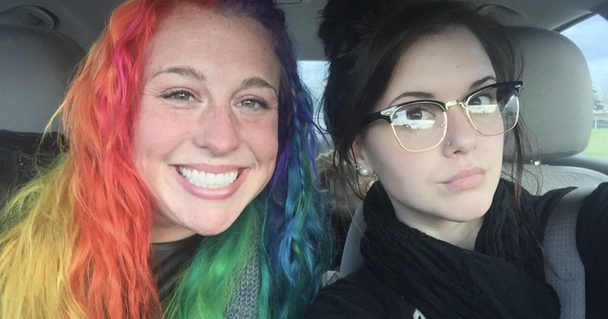 The Internet Can't Get Enough Of These Two Sisters Who Look Like ...