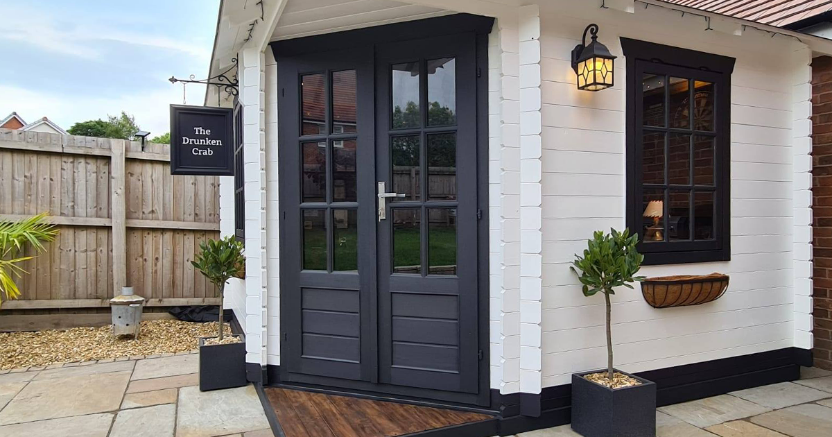 This Couple Built A Mini Pub In A Garden, And People Love Its Cozy ...