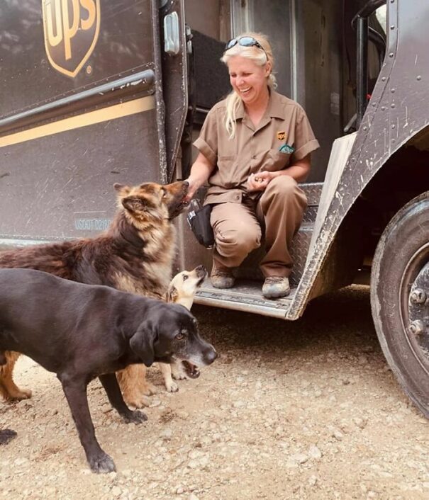 20 Times UPS Drivers Met Cute Dogs On Their Routes, As Shared By This ...
