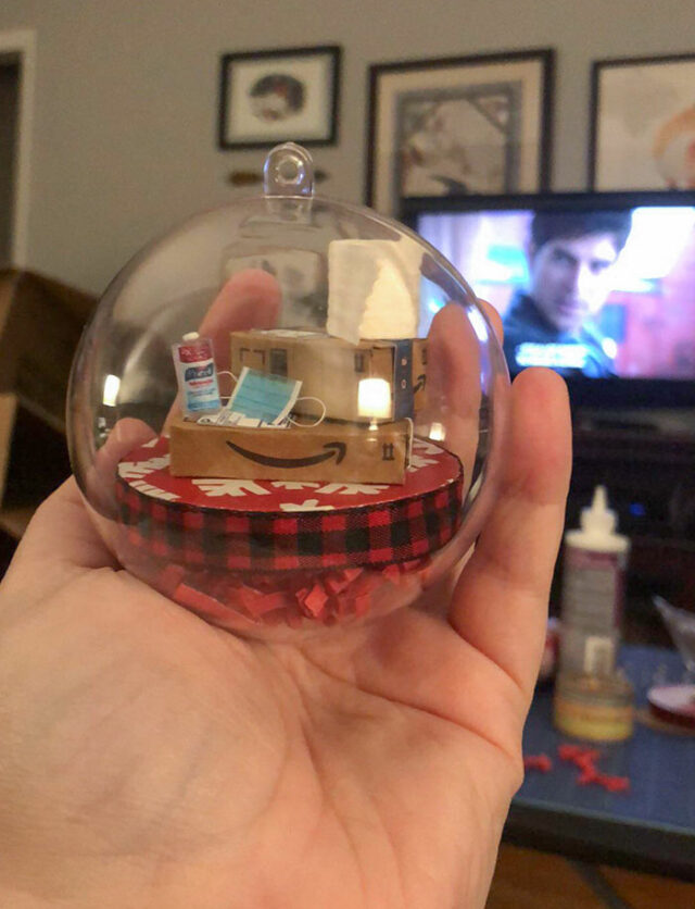30 Of The Funniest Christmas Gifts People Received This Year | DeMilked