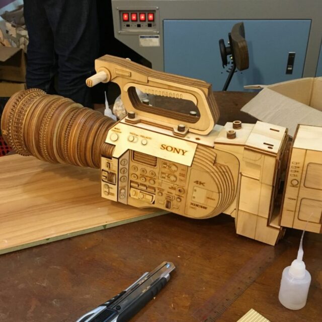 20 Times This Artist Recreated Popular Camera Models By Carving Wood In ...