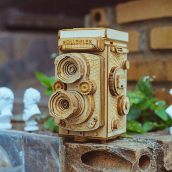 20 Times This Artist Recreated Popular Camera Models By Carving Wood In ...
