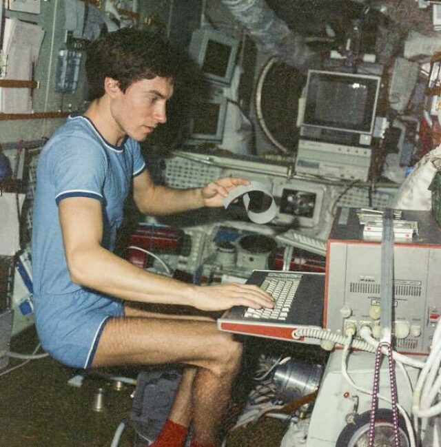 20 Interesting Images That Show Life During And After The Fall Of The ...