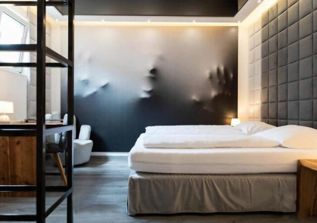 20 Pics Of 'Bedrooms With Threatening Auras' That Might Give You ...