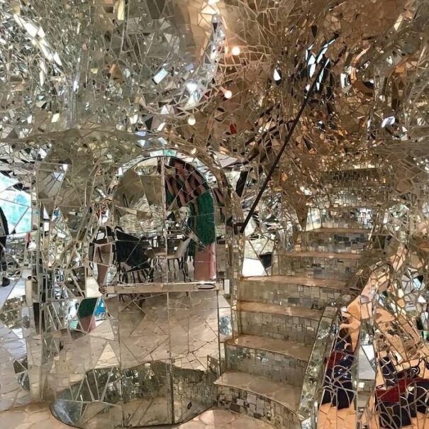 20 Funny, Weird, And Over-The-Top Designs People Chose To Decorate ...