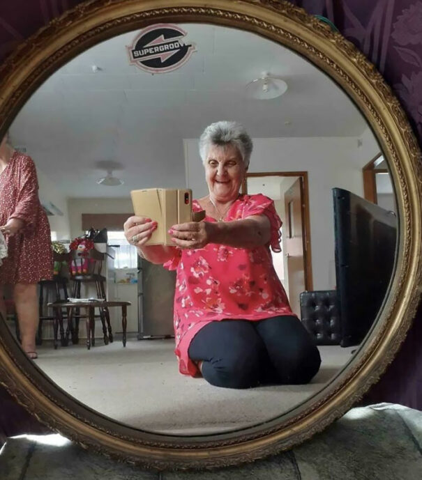 20 Times People Took Creative And Funny Pictures To Sell Their Mirrors ...