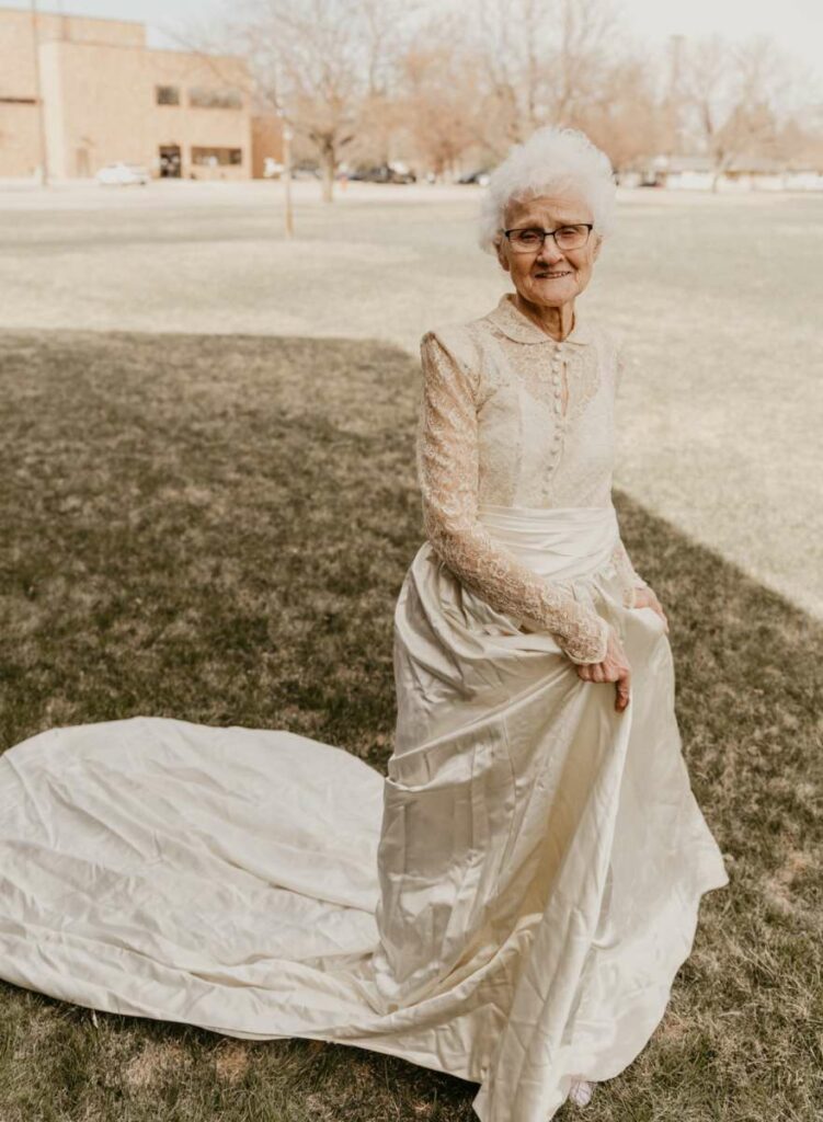 Celebrating 70 Years Of Marriage: Grandma Poses In Her Wedding Gown ...