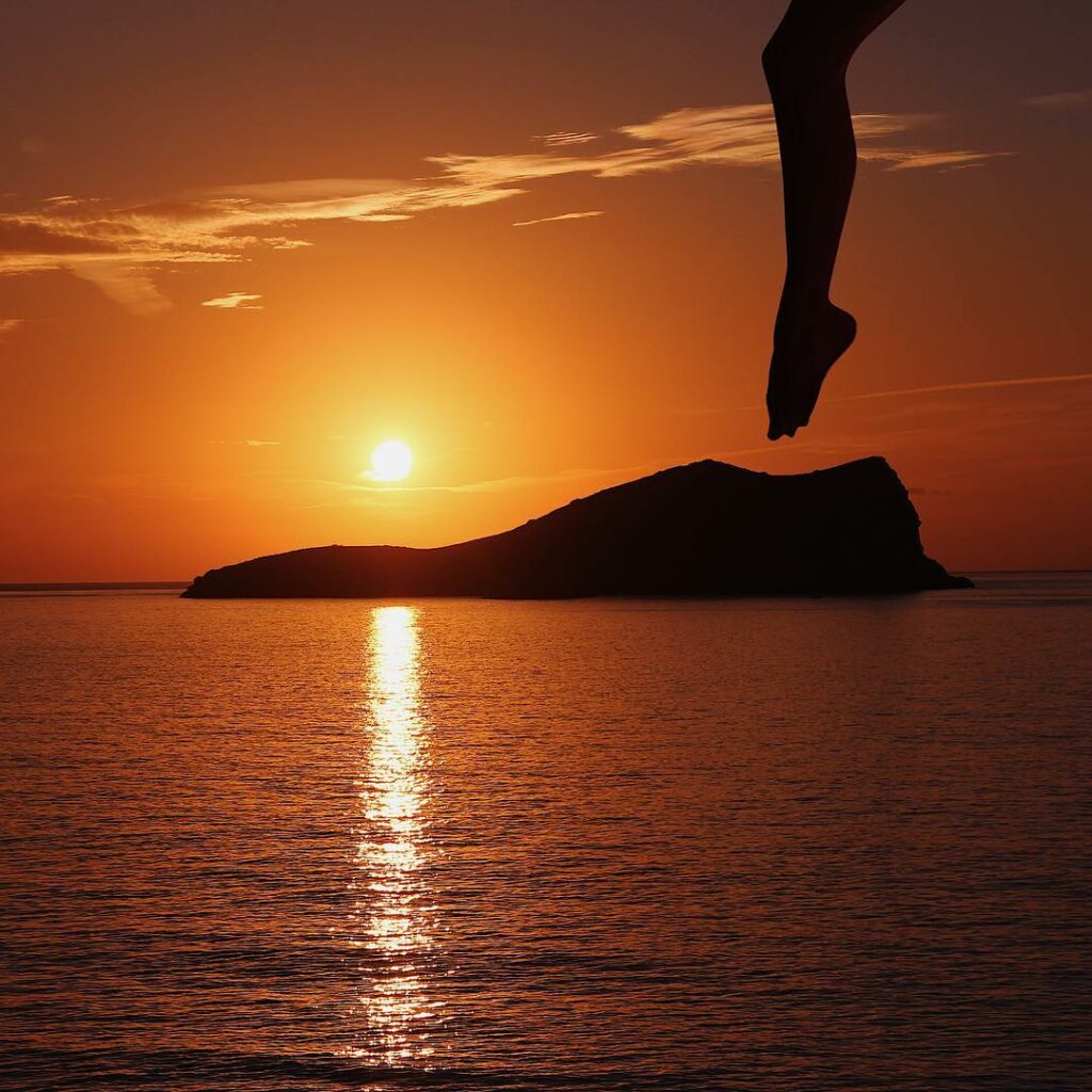 20 Times This Photographer Used The Forced Perspective Technique To ...