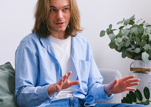 20 Things People Do That Indicate That They Are Faking To Be Smart ...