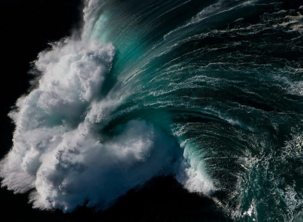 15 Powerful Photos Of Waves Captured By Ray Collins | DeMilked