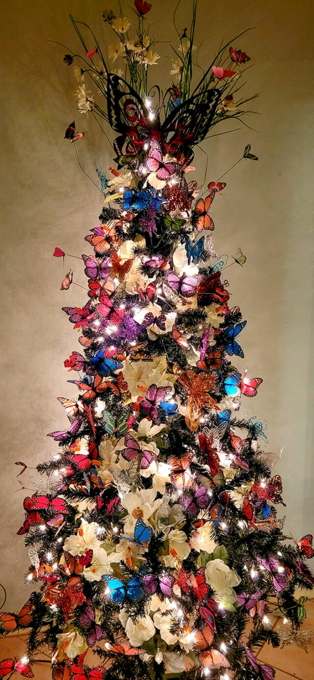 30 Of The Most Creative Christmas Trees Of The Season | DeMilked