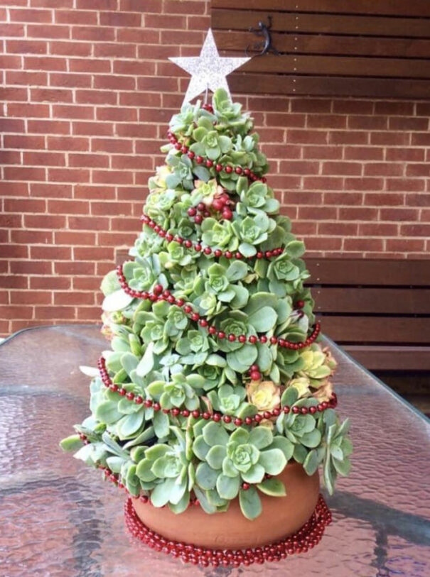 30 Of The Most Creative Christmas Trees Of The Season | DeMilked