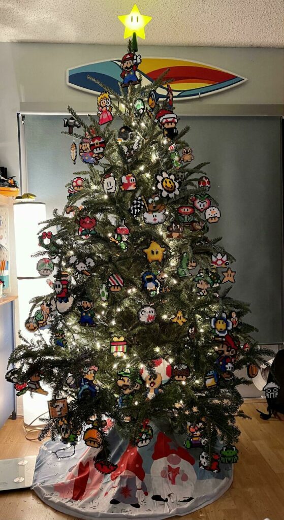 30 Of The Most Creative Christmas Trees Of The Season | DeMilked