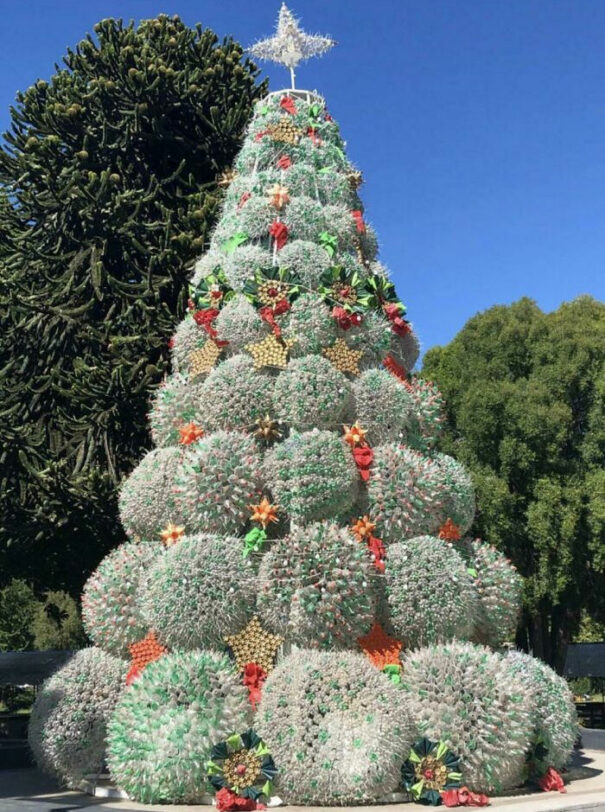 30 Of The Most Creative Christmas Trees Of The Season | DeMilked