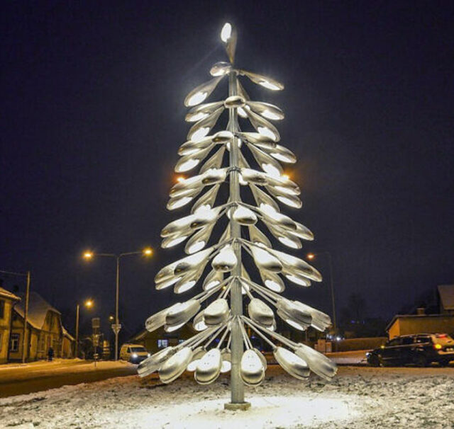 30 Of The Most Creative Christmas Trees Of The Season | DeMilked